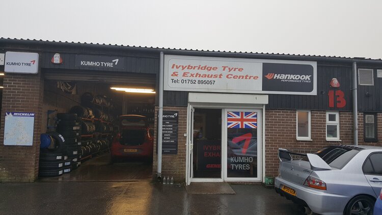 Otomobil ekspertizi Ivybridge Tyres, İngiltere, foto