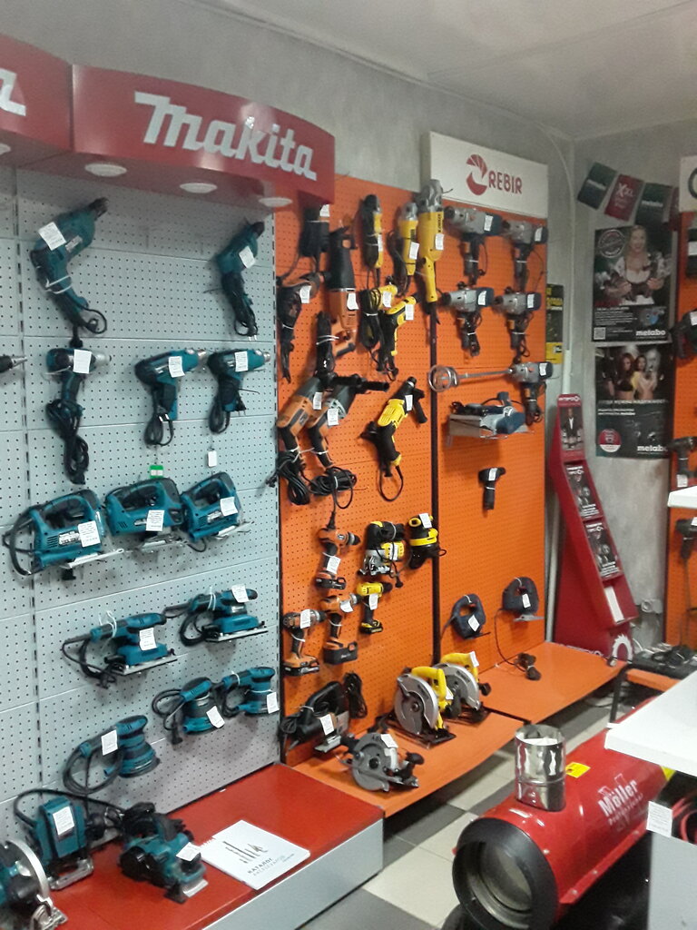 Elektrik ve benzinle çalışan aletler Radey, Dmitrov, foto