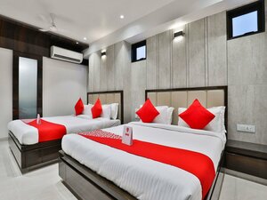 Oyo 15635 Elite Rooms & Banquet (State of Gujarat, City of Surat), otel  Surat'tan