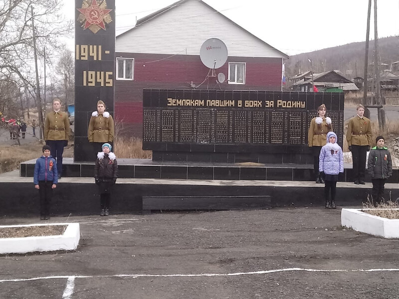 Anıt, heykel Памятник-стена землякам, павшим в боях за Родину, İrkutskaya oblastı, foto