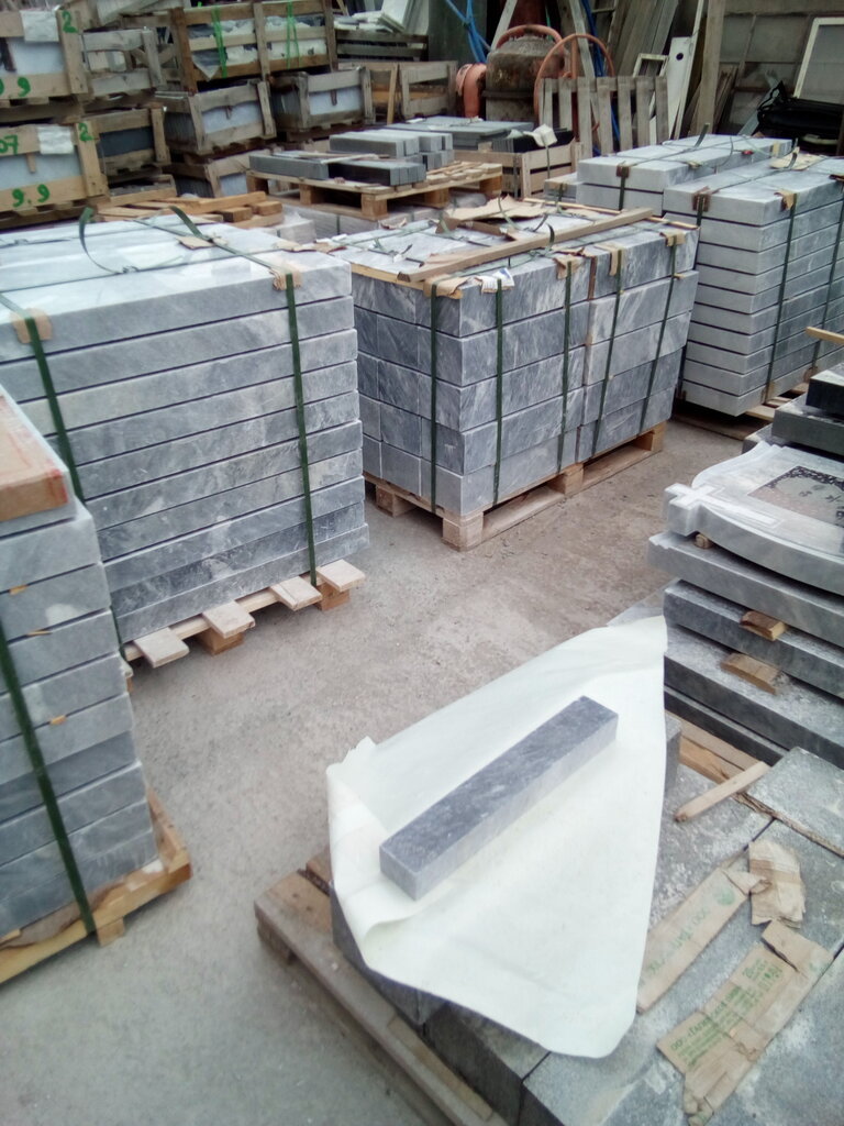 Heykel ve mezarlık taşı üreticileri Уральский Мрамор, Yekaterinburg, foto