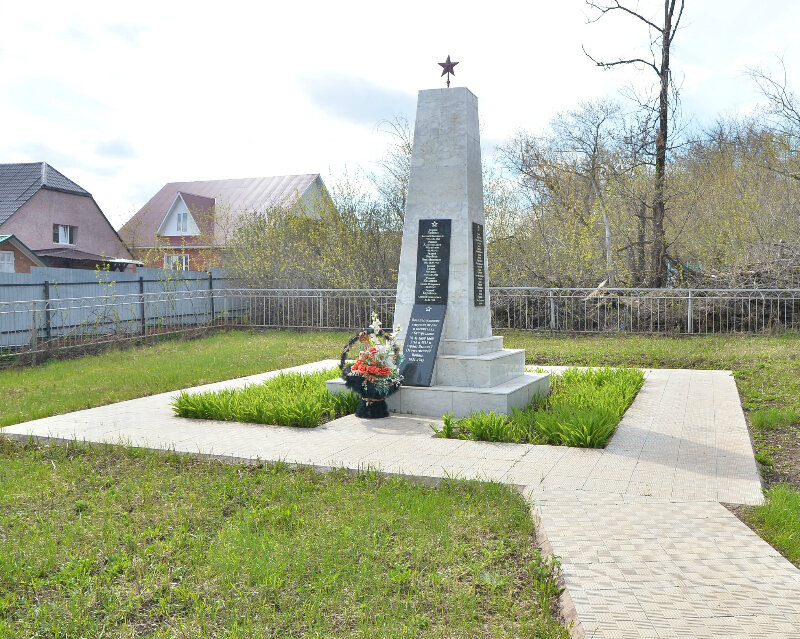 Anıt, heykel Братская могила, Buguruslan, foto