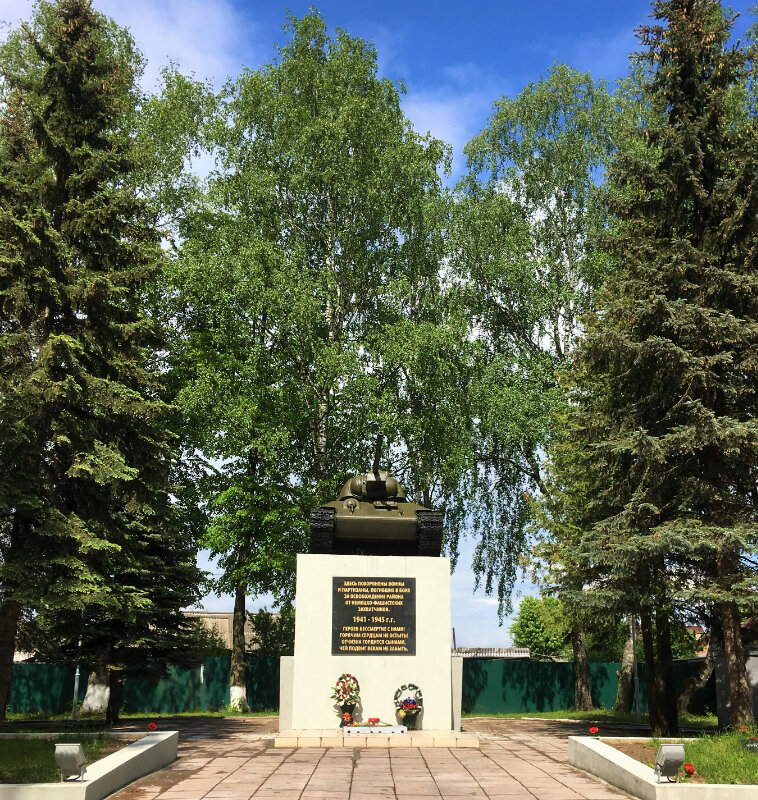 Anıt, heykel Братская могила, Kalujskaya oblastı, foto