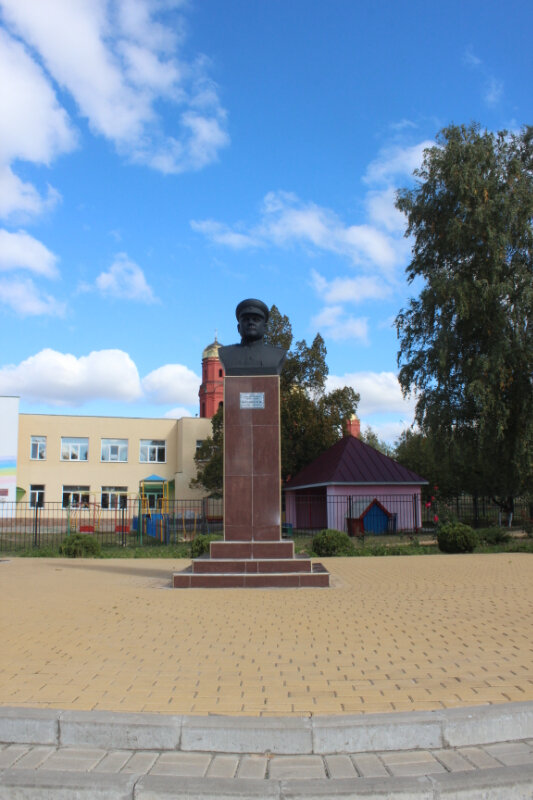 Anıt, heykel Бюст Н.Ф. Ватутина, Belgorodskaya oblastı, foto