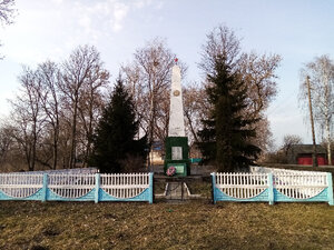 Трём партизанам, погибшим в 1918 году, и 12-ти советским воинам, погибшим в 1943 году (Bryansk Region, Unechskiy rayon, Naytopovichskoye selskoye poseleniye, selo Bryankustichi), anıt, heykel  Brianskaya oblastından