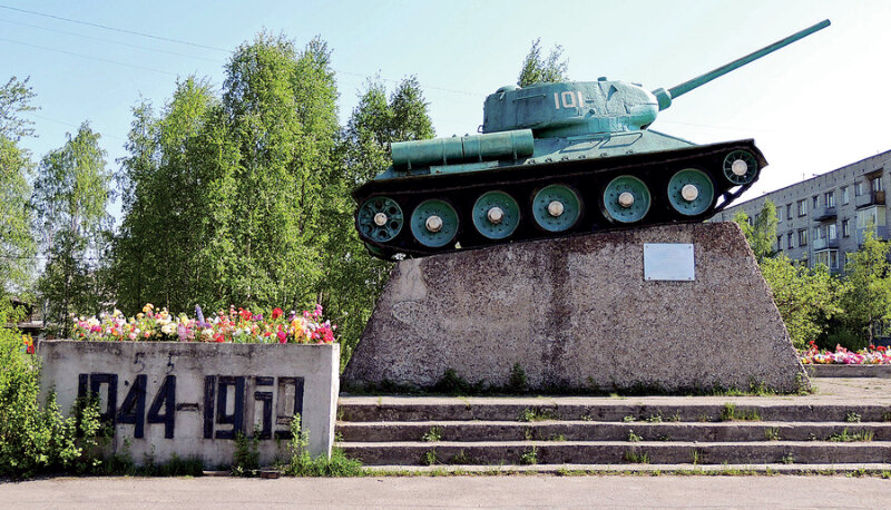 Teknoloji anıtı Танк Т-34, Medvezhyegorsk, foto