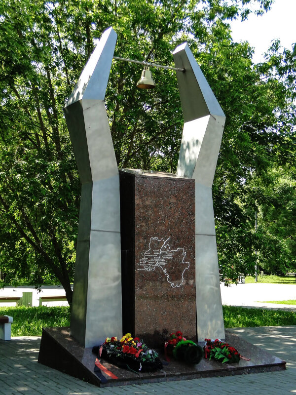 Anıt, heykel Погибшим деревням, Kirishi, foto