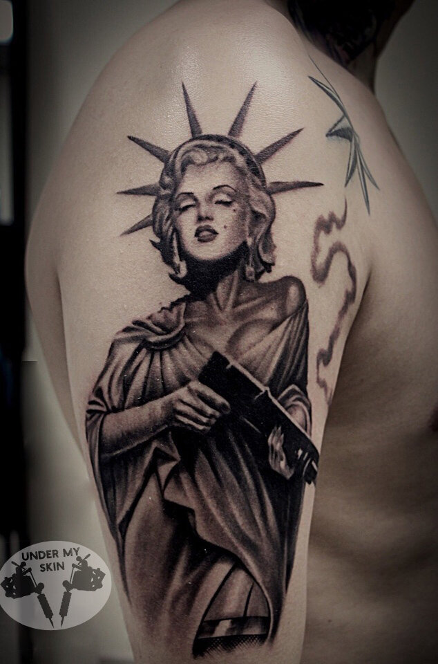 Dövmeciler Тату студия Under my skin, Moskova, foto