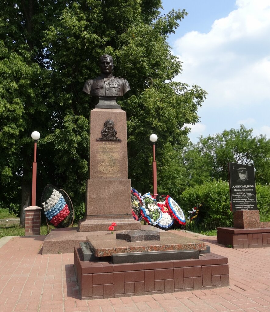 Anıt, heykel Дважды Герой Советского Союза В.Д. Лавриненков, Poçinok, foto