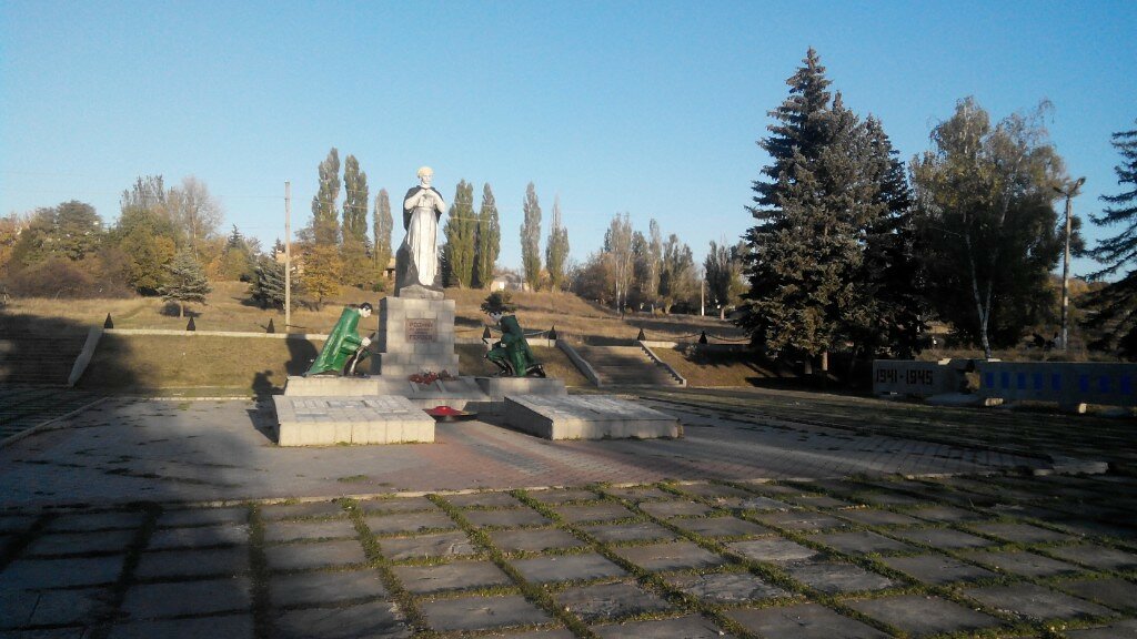 Anıt, heykel Братская могила, Mykolaivka, foto