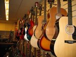 Muziekwinkel De (Leenderweg No:64, Valkenswaard), müzik enstrumanların tamiri  Hollanda'dan