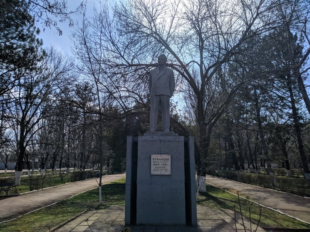 Anıt, heykel Н.С. Курнаков, Krasnoperekopsk, foto