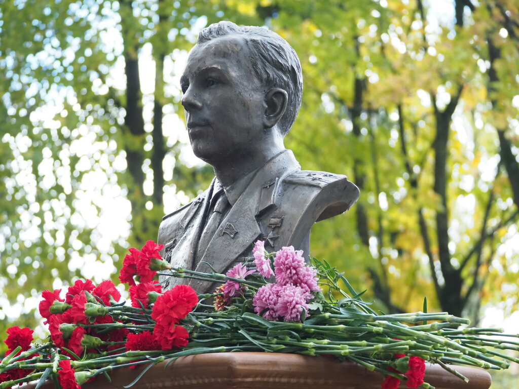 Anıt, heykel Герой Советского Союза, первый космонавт Земли Юрий Алексеевич Гагарин, Kirov, foto