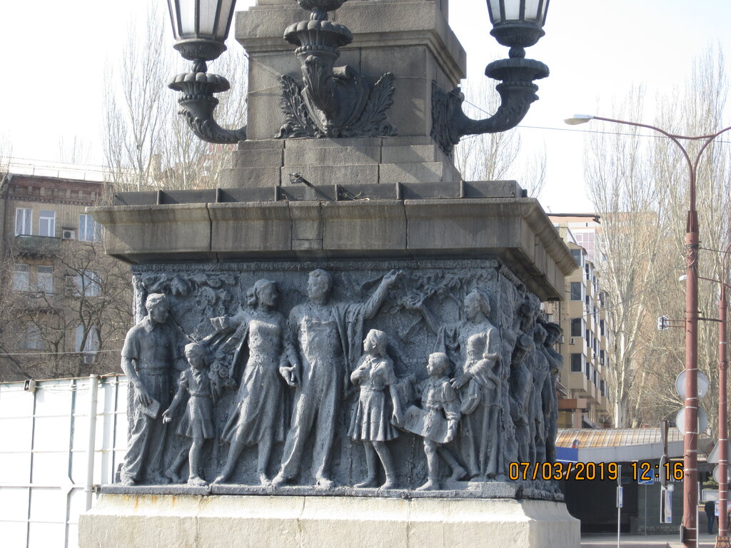 Park, sokak heykeli Пилоны моста через Кальмиус, Donetsk, foto