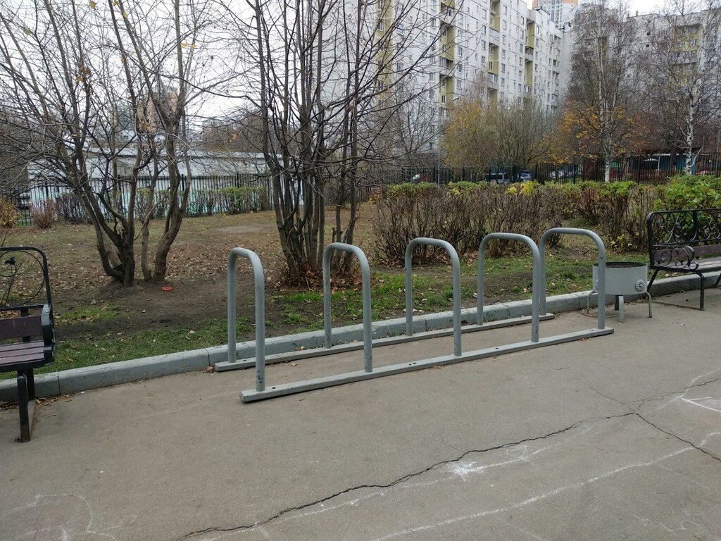 Bisiklet park yerleri Velosipednaya parkovka № 34098 Shkola № 947, Moskova, foto