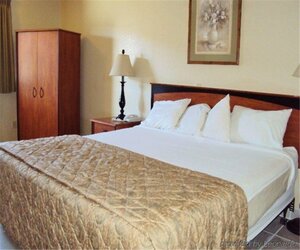 Red Roof Inn St. George (915 South Bluff Street, Сент-Джордж, UT 84770, США ), otel  Saint George'dan