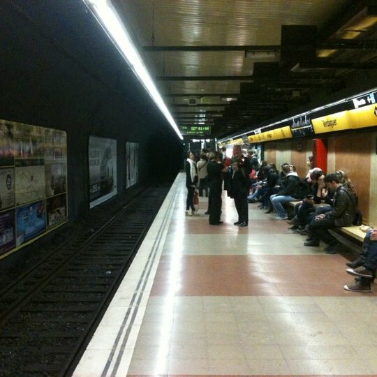 Metro istasyonu Estación de Verdaguer, Barselona, foto