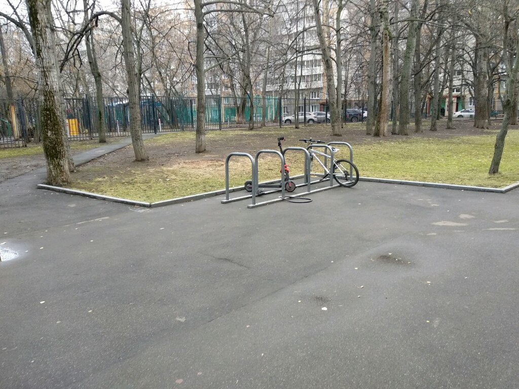 Bisiklet park yerleri Velosipednaya parkovka № 34010 Shkola № 508, Moskova, foto