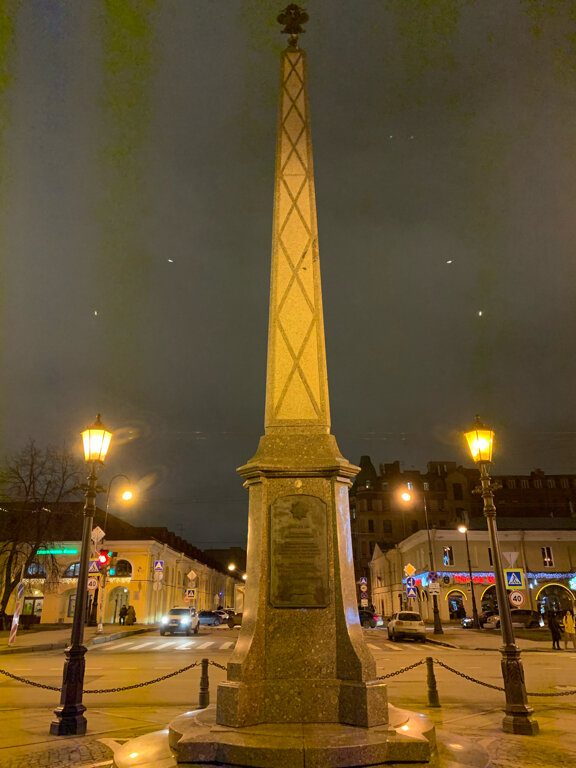 Anıt, heykel Обелиск в честь 300-летия ордена святого Андрея Первозванного, Saint‑Petersburg, foto