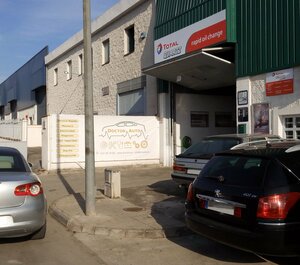 Otomobil servisi Talleres En Peligros DoctorAuto, Endülüs, foto