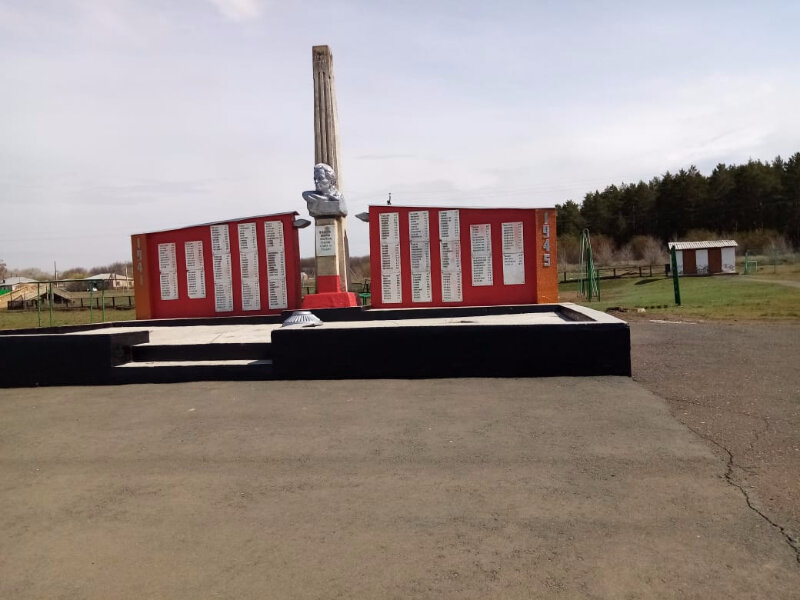 Anıt, heykel Воинам-землякам, Orenburgskaya oblastı, foto