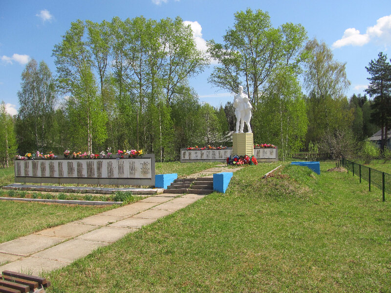 Anıt, heykel Погибшим воинам, Kirovskaya oblastı, foto