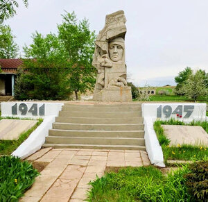 Скорбящая мать (Saratov Region, Kalininskiy District, Sverdlovskoye munitsipalnoye obrazovaniye, selo Shklovo), anıt, heykel  Saratovskaya oblastından
