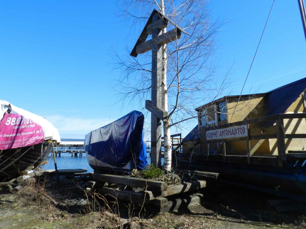 Şapel, haç anıtı Памятный крест погибшим путешественникам, Petrozavodsk, foto