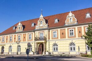 Kristály Imperial Hotel (Komárom-Esztergom vármegye, Tata, Ady Endre utca, 22), otel  Tata'dan