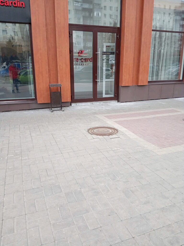 Giyim mağazası Pierre Cardin, Belgorod, foto