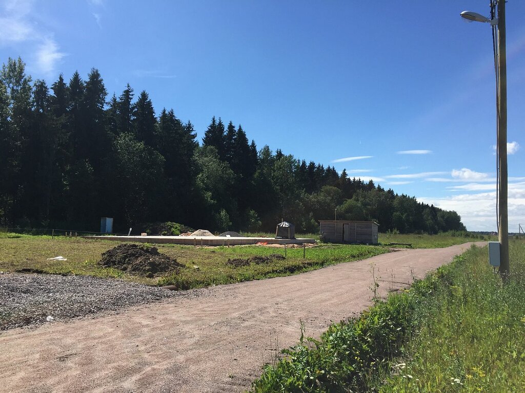 Yazlık ev inşaatı Kottedzhnyj poselok Lesnaya privilegiya, Saint‑Petersburg ve Leningradskaya oblastı, foto