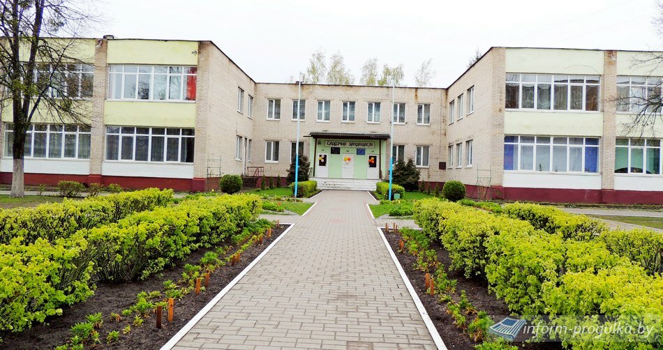 Fen lisesi, sosyal bilimler lisesi Gimnaziya im V. I. Nedvedskogo Guo, Mikaşeviçi, foto