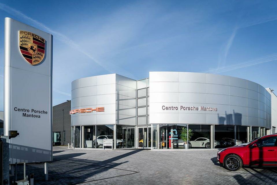 Otomobil satış galerileri Centro Porsche Mantova, Lombardiya, foto