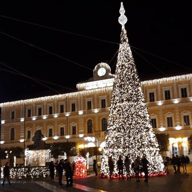 Yapay çam ağaçları ve süsleri Luminarie Mastrangelo Salvatore, Molise, foto