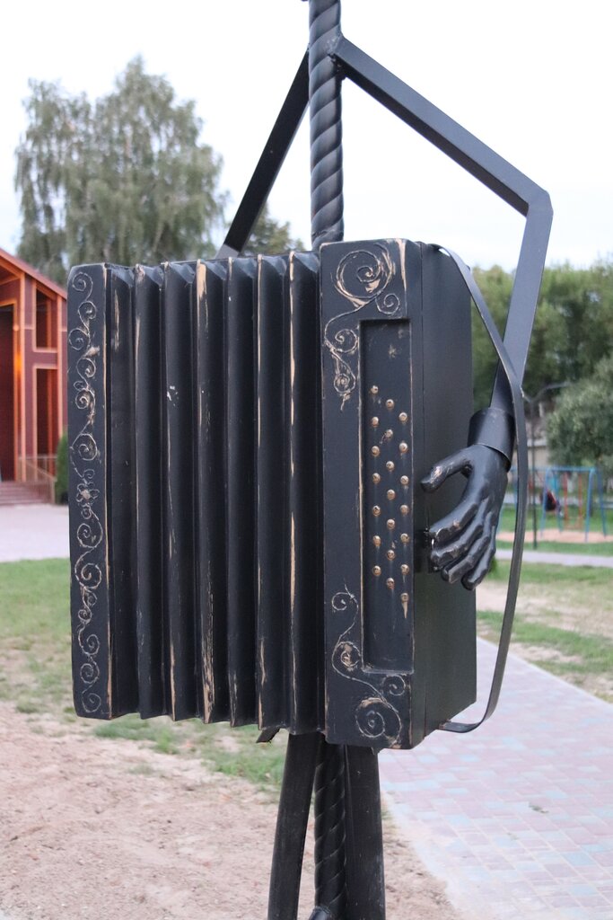 Park, sokak heykeli Гармонист, Jyzdra, foto