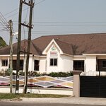 Country Kids International School (Aluguintugui Street No:28), ortaokul  Akra'dan