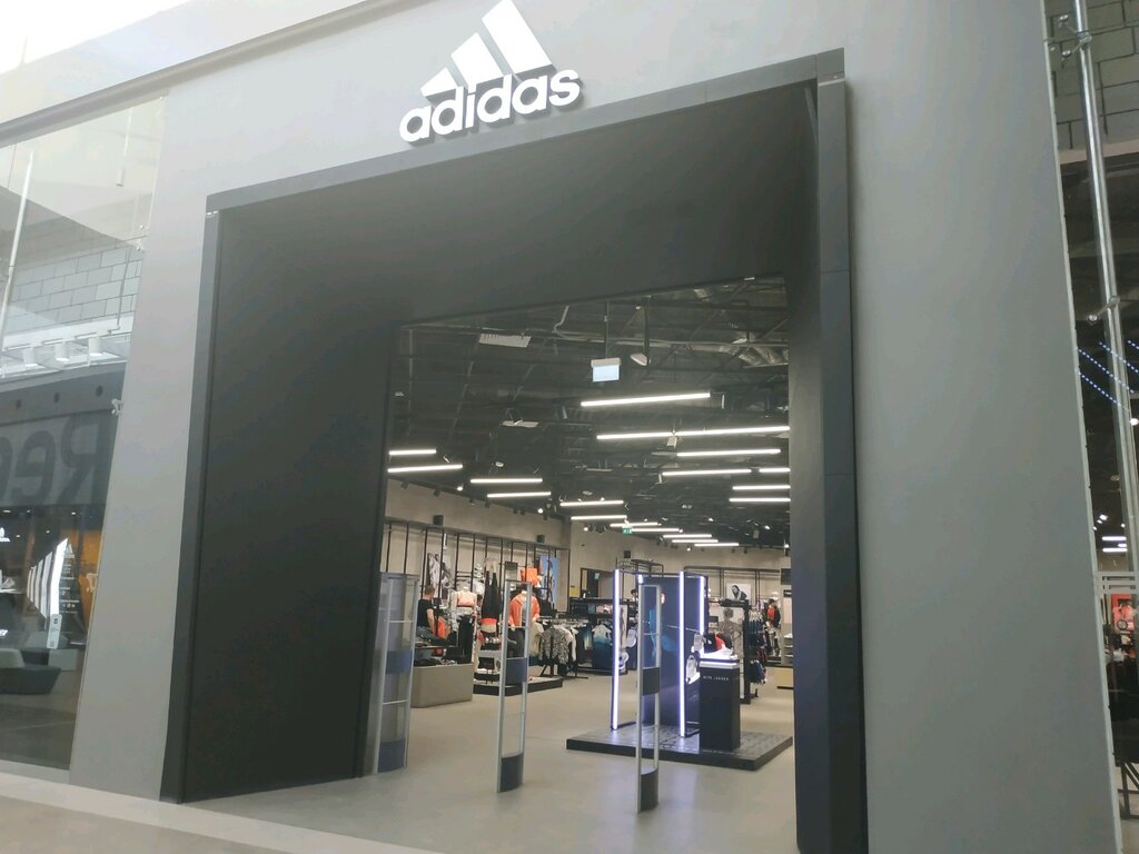 Spor giyim ve ayakkabı Adidas, Moskova, foto