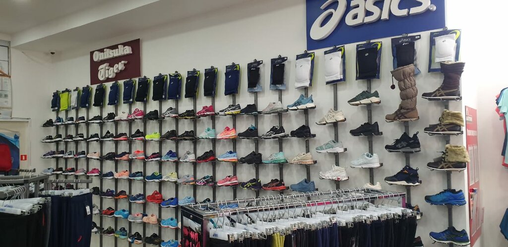 Spor giyim ve ayakkabı Asics, Vladivostok, foto