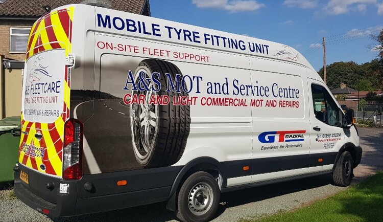 Otomobil ekspertizi A + S Coachworks Ltd, İngiltere, foto