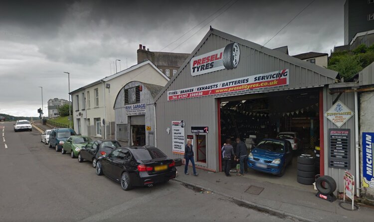 Otomobil ekspertizi Preseli Tyres, Galler, foto