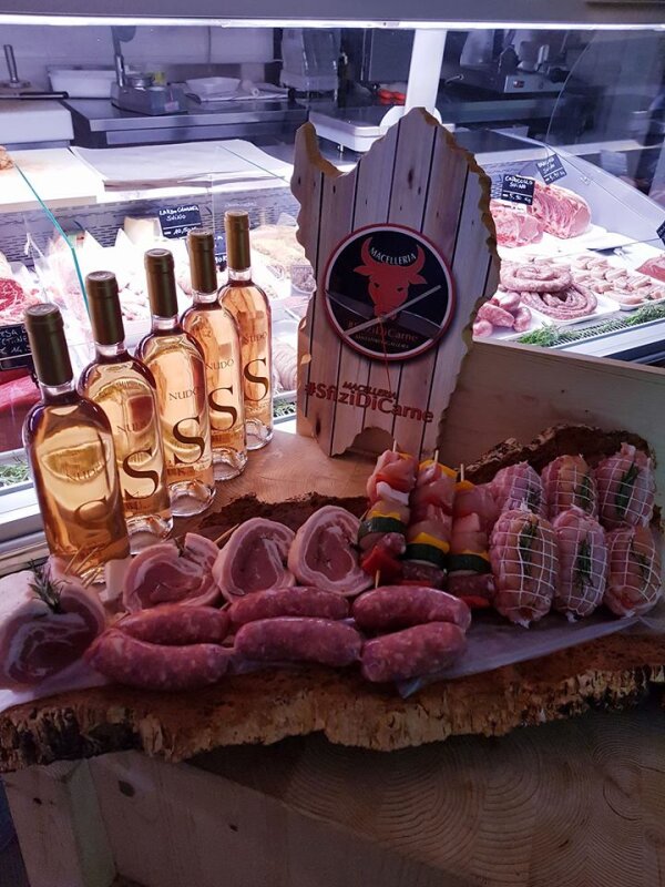 Toptan et ürünleri Macelleria Sfizidicarne, Sardunya, foto