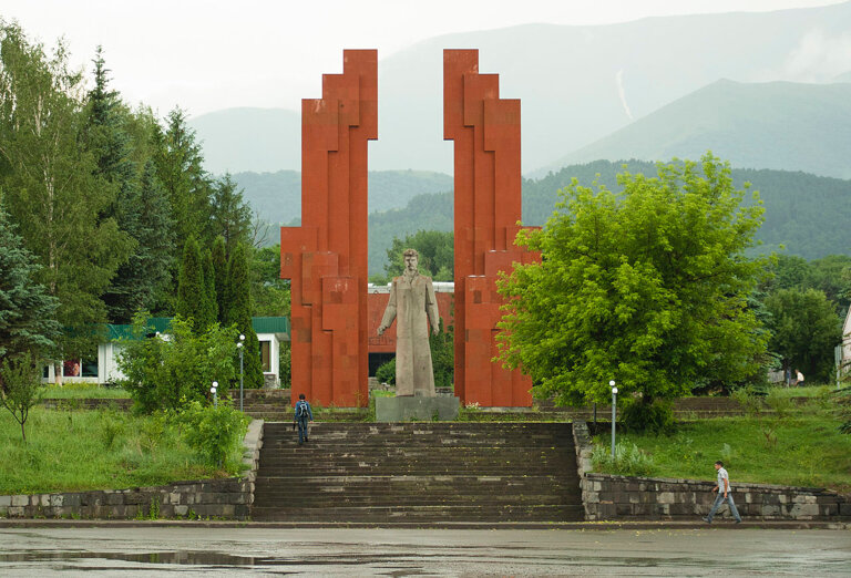 Anıt, heykel Stepan Shahumyan, Stepanavan, foto