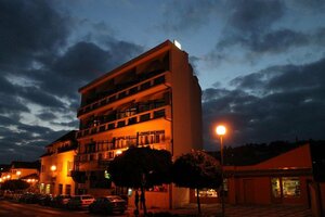 Krystal Hotel (Zlínský kraj, Zlin, Luhacovice, Masarykova), otel  Luhacovice'den