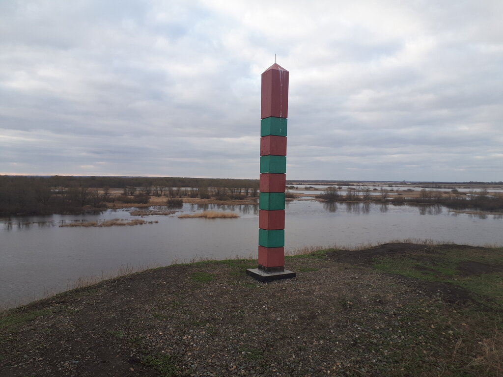 Turistik yerler Пограничный столб, Altayski krayı, foto