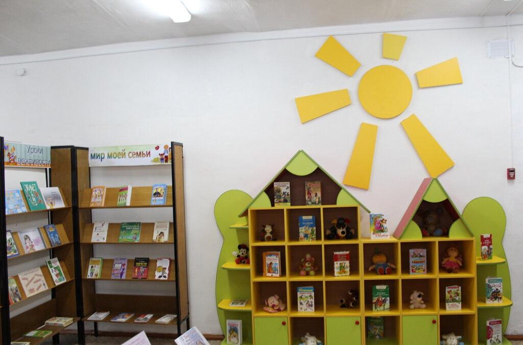 Kütüphaneler Kosikhinskaya modelnaya memorialnaya rayonnaya biblioteka im. R. Rozhdestvenskogo, Altayski krayı, foto