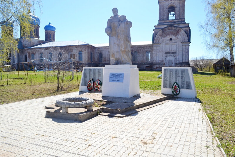 Anıt, heykel Воинам, погибшим в годы Великой Отечественной войны, Kirovskaya oblastı, foto