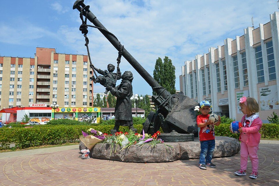 Anıt, heykel Дети войны, Stariy Oskol, foto