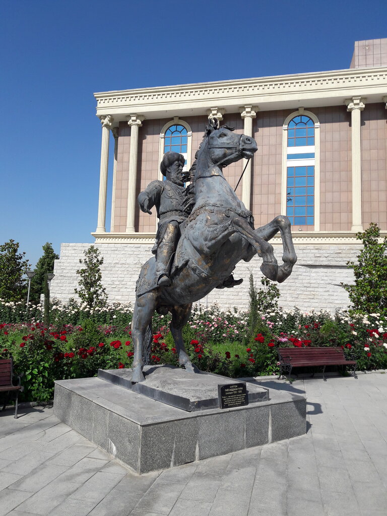 Anıt, heykel Sultan Kiyasettin Guri, Duşanbe, foto