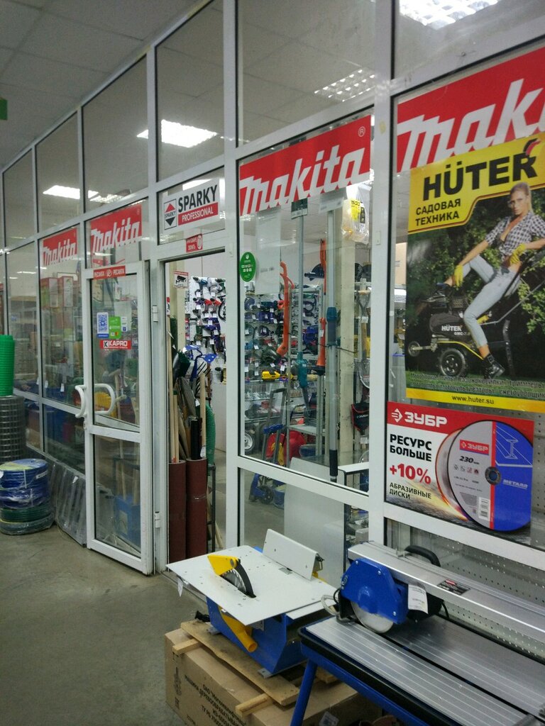 Elektrik ve benzinle çalışan aletler Optovo-roznichnaya kompaniya Pobedit, Tiumen, foto