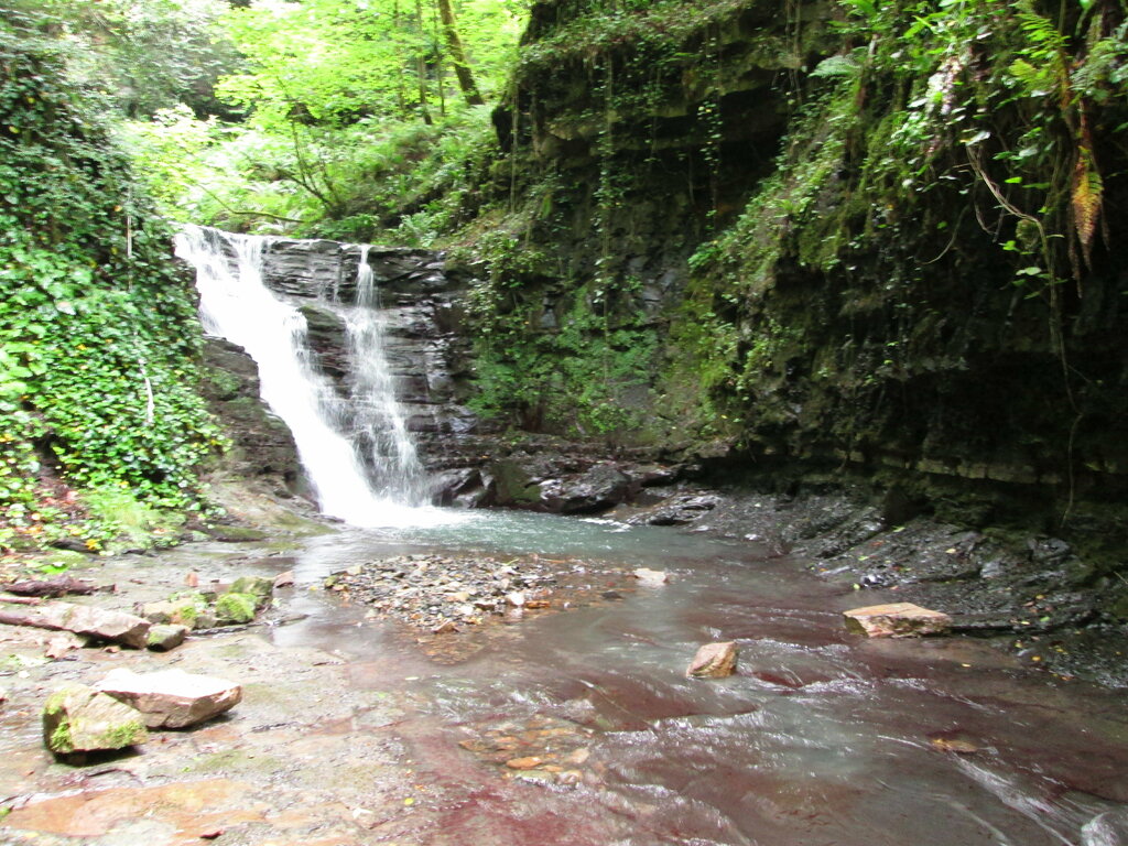Şelale Vesyolyy Gnom Waterfall, Soçi, foto
